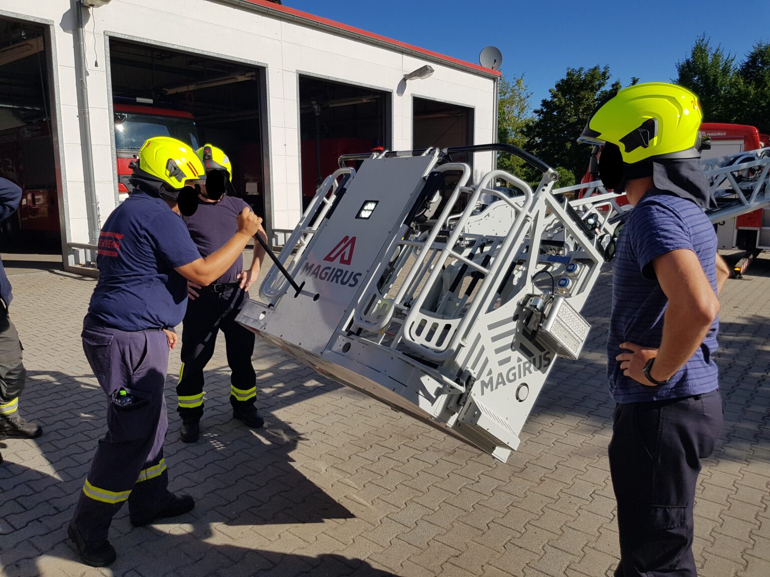 Neue Maschinisten für Hubrettungsfahrzeuge in Woltersdorf ausgebildet ...